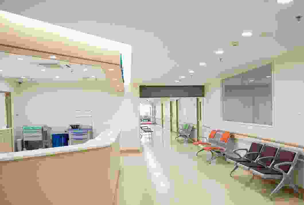 Doctor Treating a Patient – Clinic Website